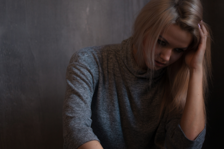 Personas desconectadas emocionalmente: ¿a qué se debe? - Galuvi.com